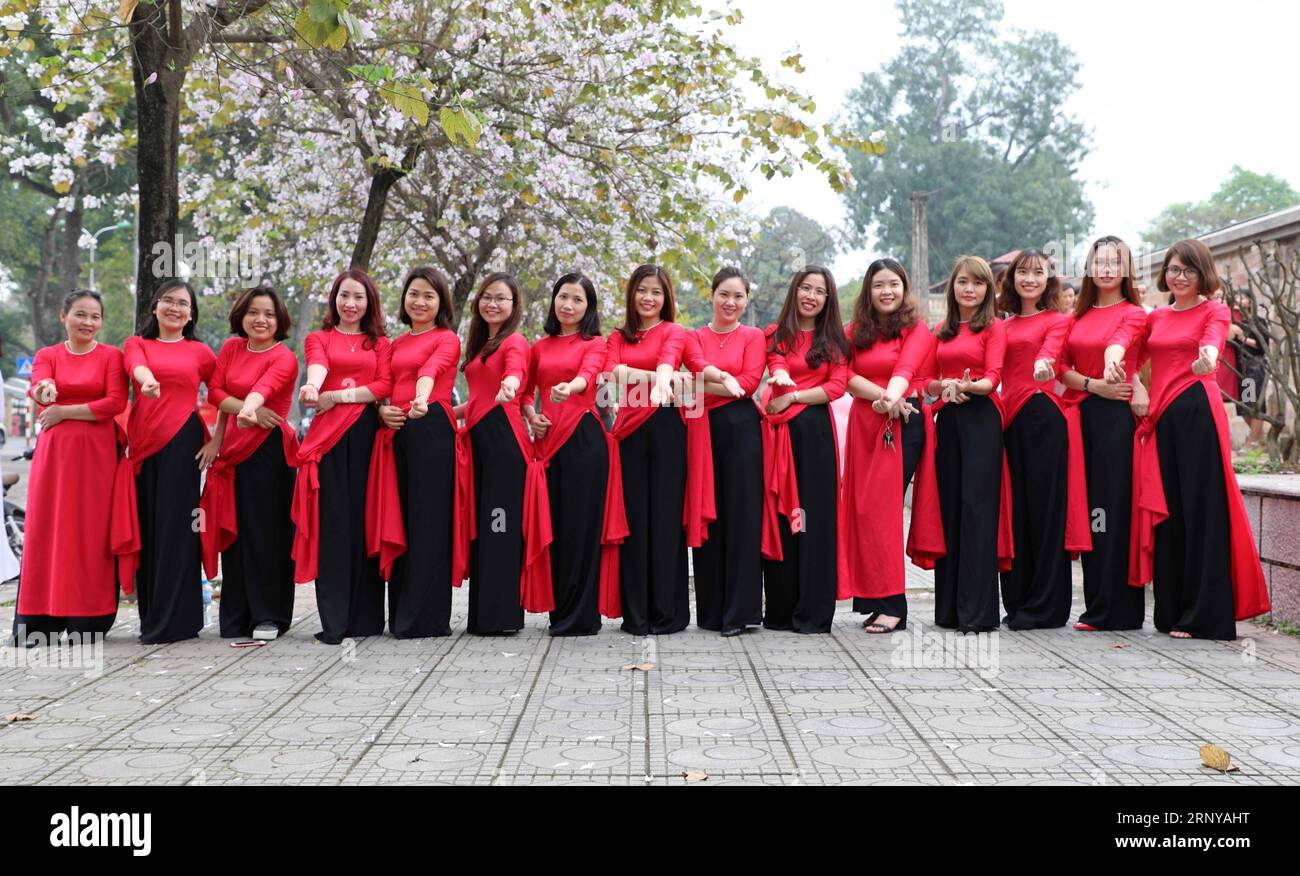 Ao dai wearing hanoi women hi-res stock photography and images - Alamy