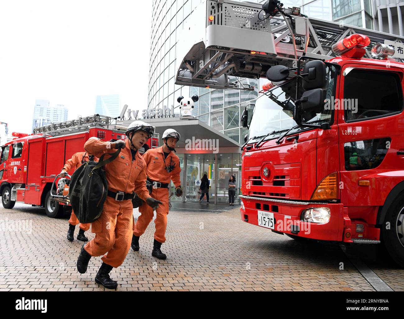 (180309) -- TOKYO, March 9, 2018 -- Firefighters take part in a disaster drill in Tokyo, Japan ...