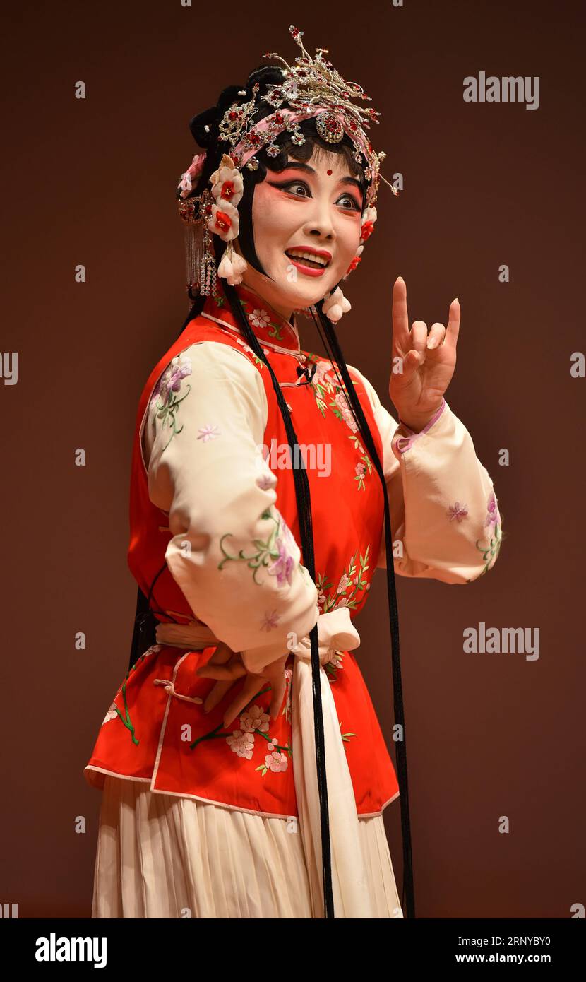 (180310) -- HONG KONG, March 10, 2018 -- A performer from the Suzhou ...