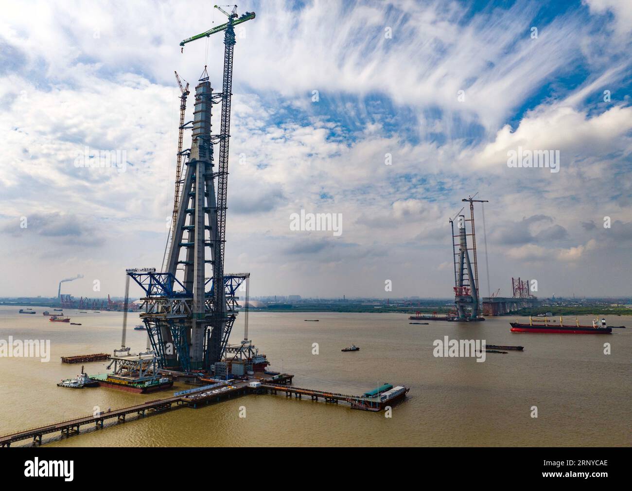 TAIZHOU, CHINA - SEPTEMBER 2, 2023 - Builders prepare steel girder ...