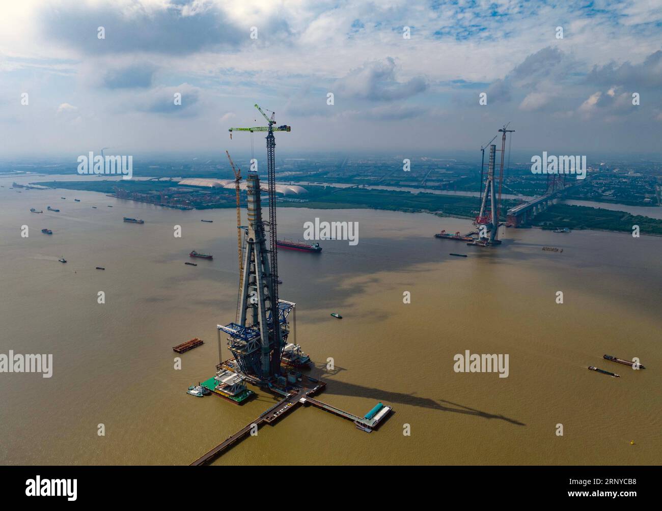 TAIZHOU, CHINA - SEPTEMBER 2, 2023 - Builders prepare steel girder ...