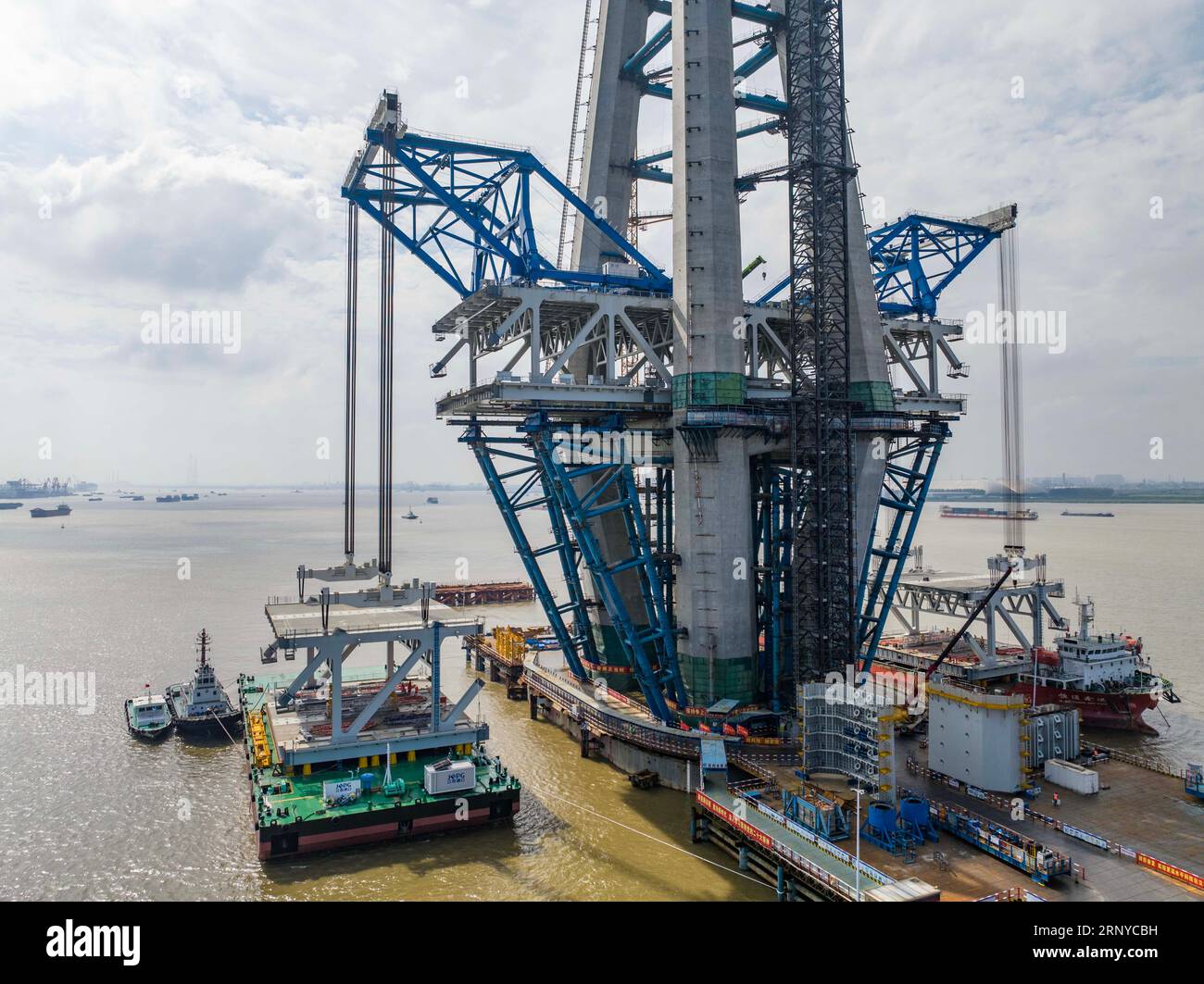 TAIZHOU, CHINA - SEPTEMBER 2, 2023 - Builders prepare steel girder ...