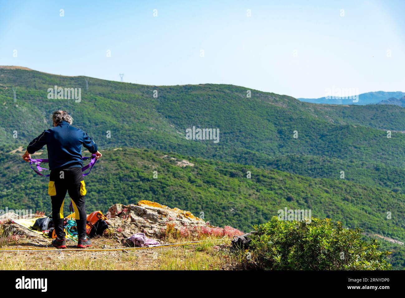 Man abseil abseiling climbing rope hi-res stock photography and images ...