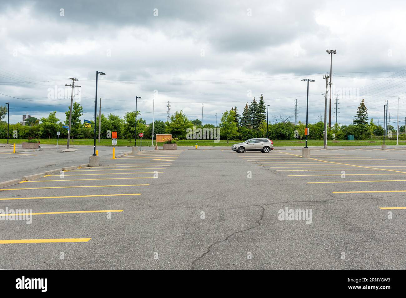 Suv cars parked in parking hi-res stock photography and images - Alamy