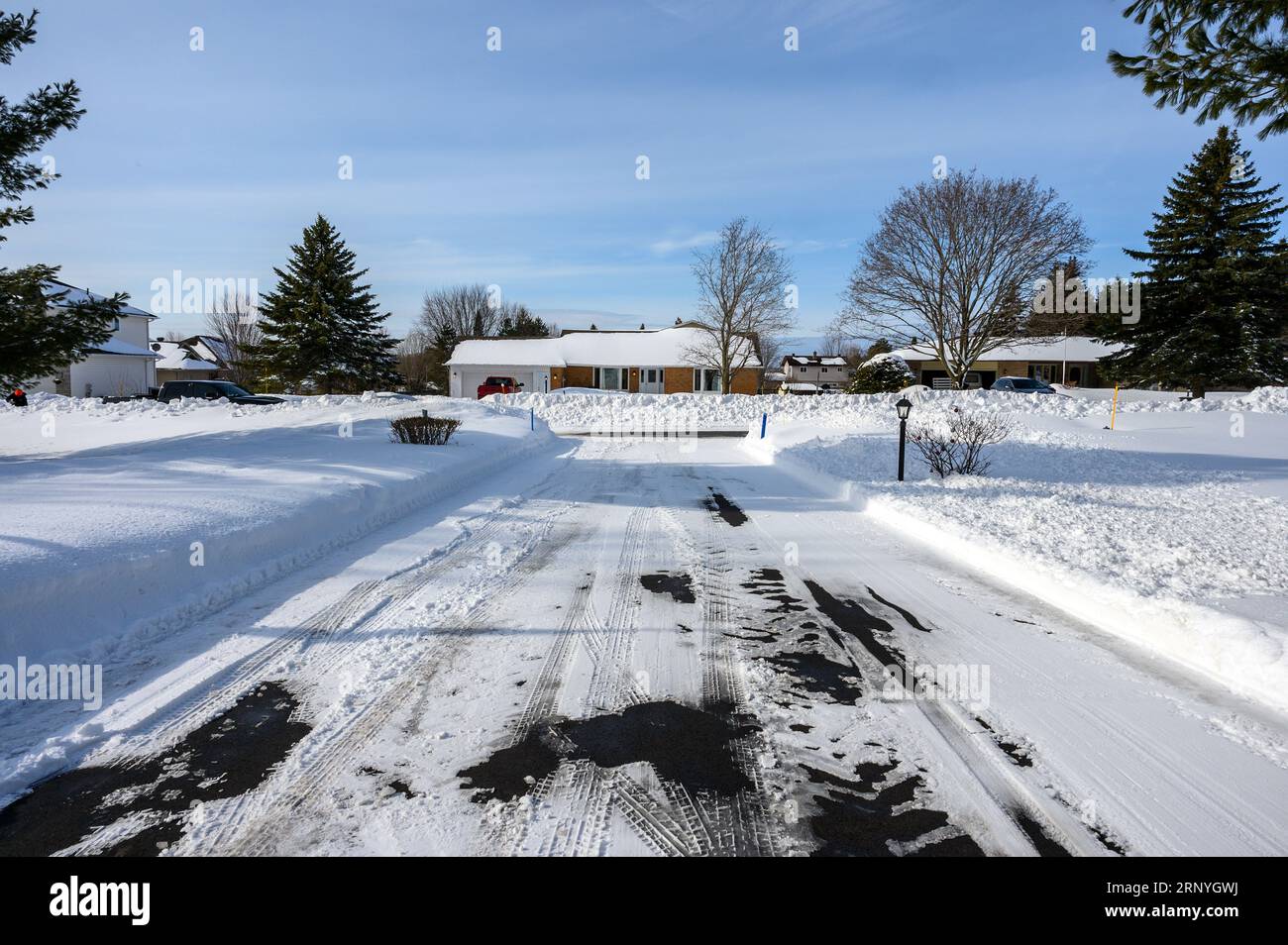 Long driveway hi-res stock photography and images - Alamy