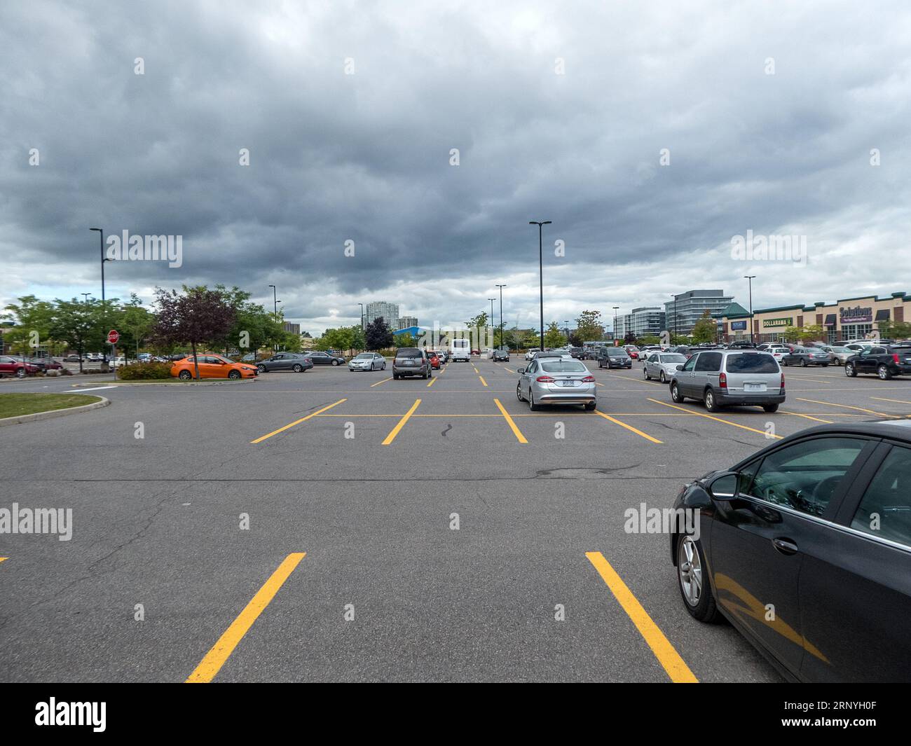 Shopping mall parking lot hi-res stock photography and images - Alamy