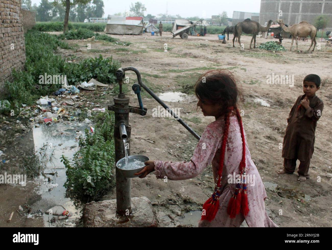 (180322) -- PESHAWAR, March 22, 2018 -- A Pakistani girl fills a bowl ...