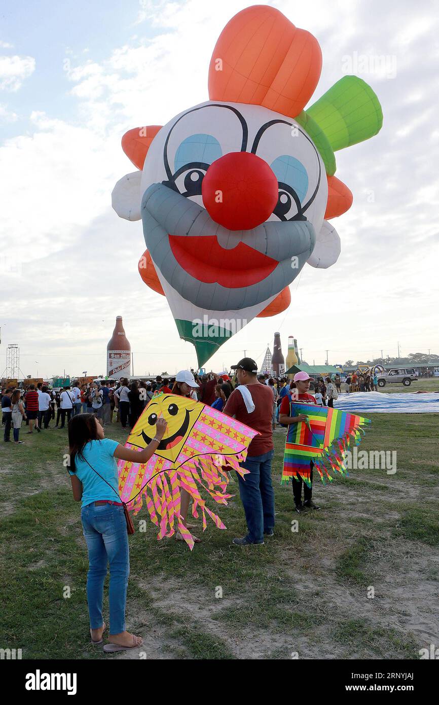 (180323) -- PAMPANGA, March 23, 2018 -- A family prepares to fly a kite ...