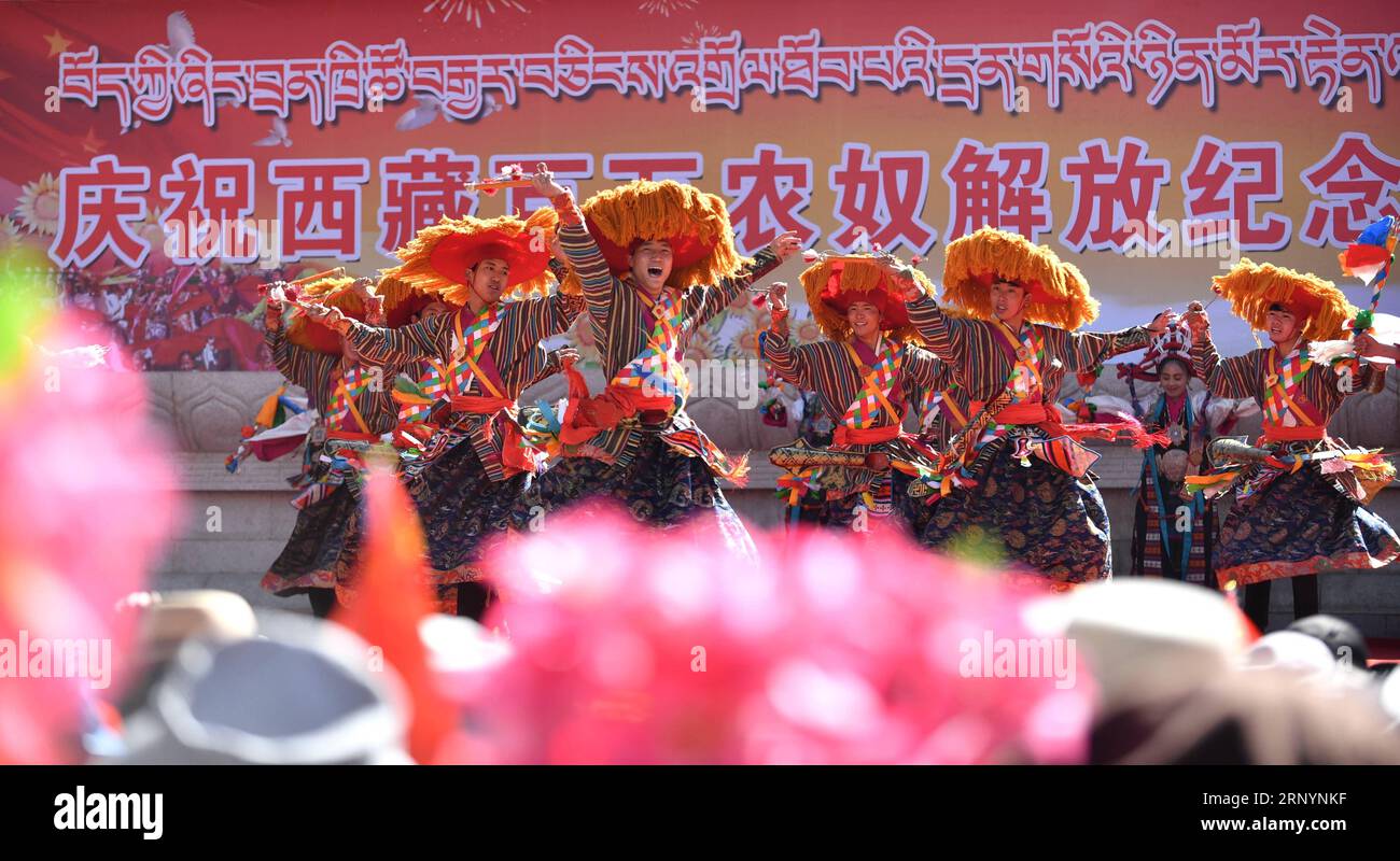 (180328) -- LHASA, March 28, 2018 -- Performers stage a folk dance ...