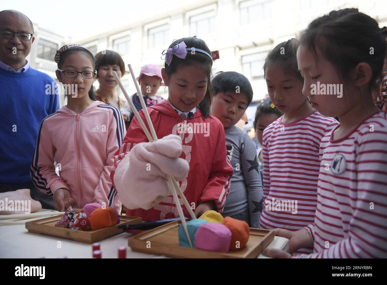(180331) -- HANGZHOU, March 31, 2018 -- Children play a game about tea ...