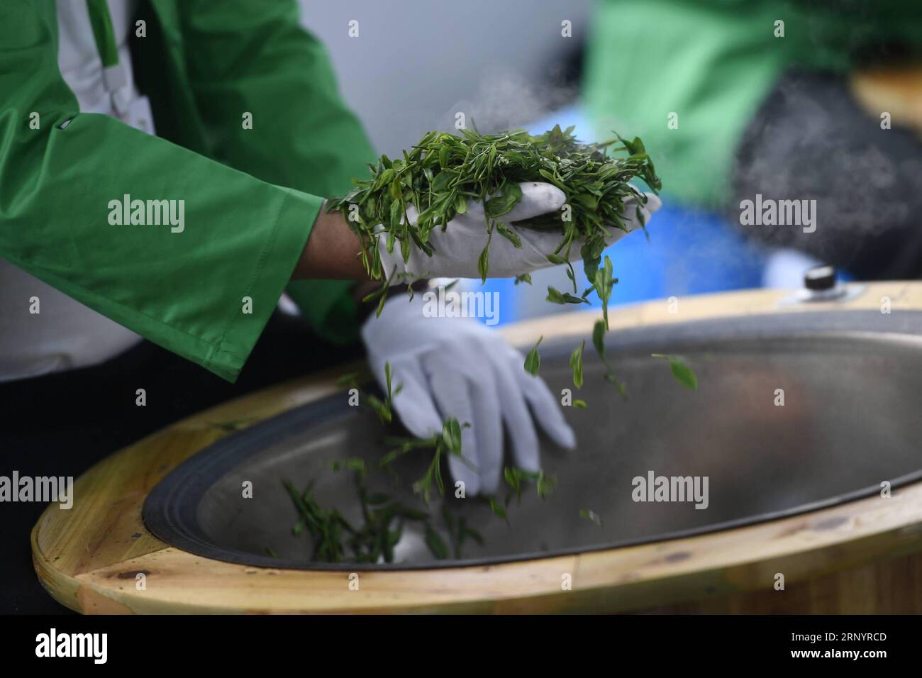 (180331) -- HANGZHOU, March 31, 2018 -- A contestant takes part in a ...