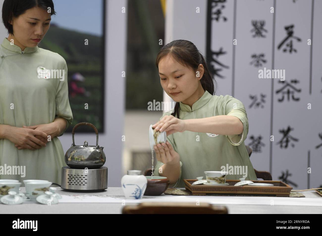 (180331) -- HANGZHOU, March 31, 2018 -- A staff member performs tea art ...