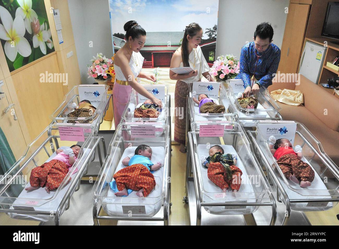 (180410) -- BANGKOK, April 10, 2018 -- A doctor (1st R) does health ...