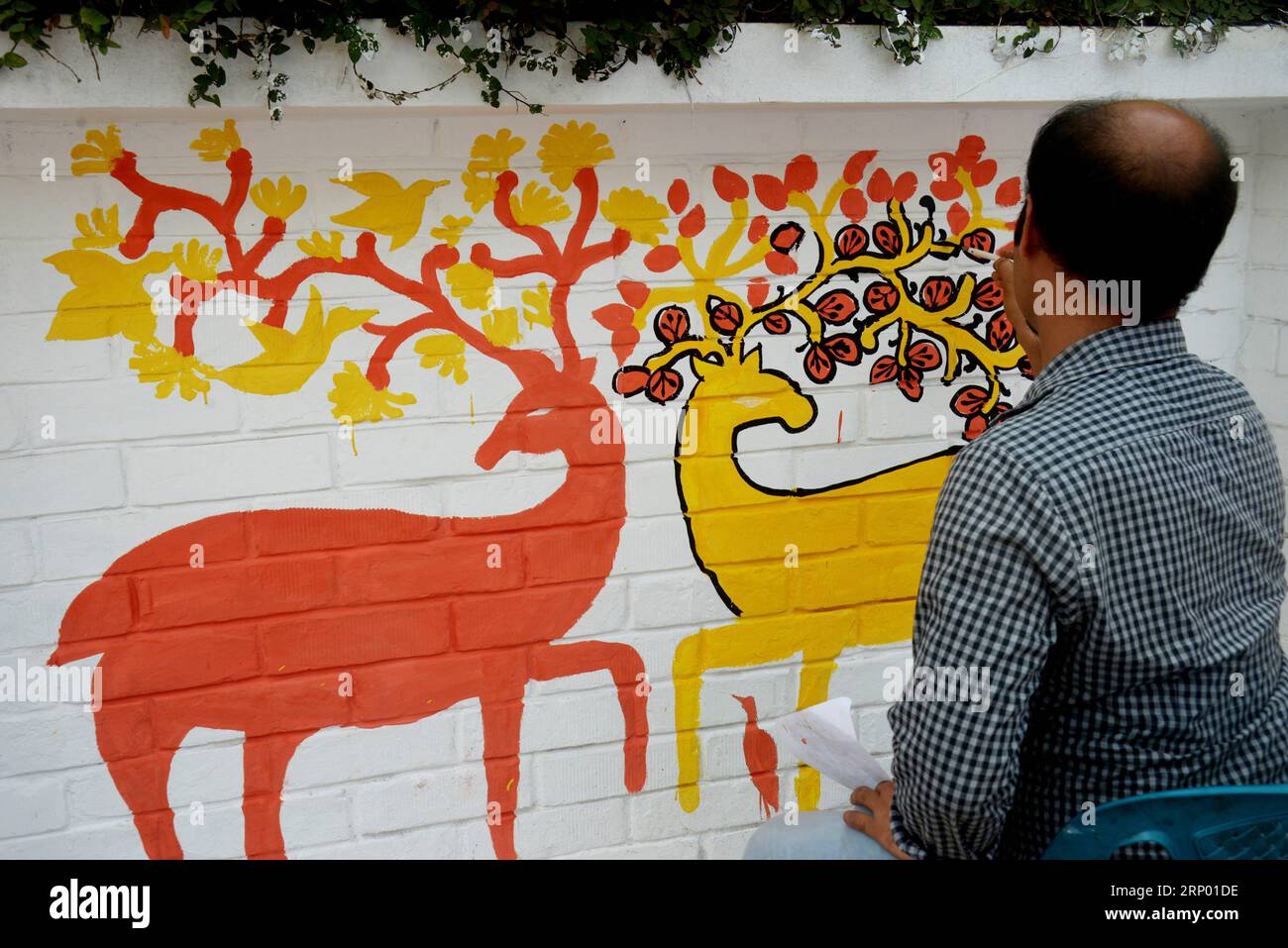 (180412) -- DHAKA, April 12, 2018 -- A Dhaka University student paints ...