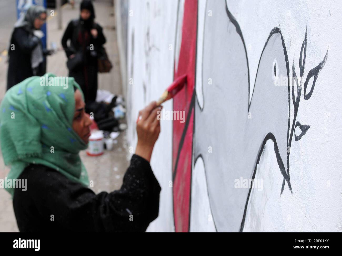 (180412) -- SANAA, April 12, 2018 -- An artist draws a piece of ...