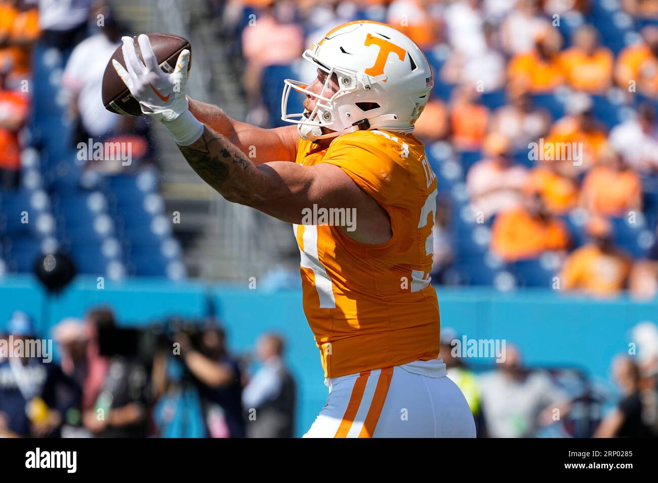 Tennessee tight end McCallan Castles (34) makes a catch as he warms up ...