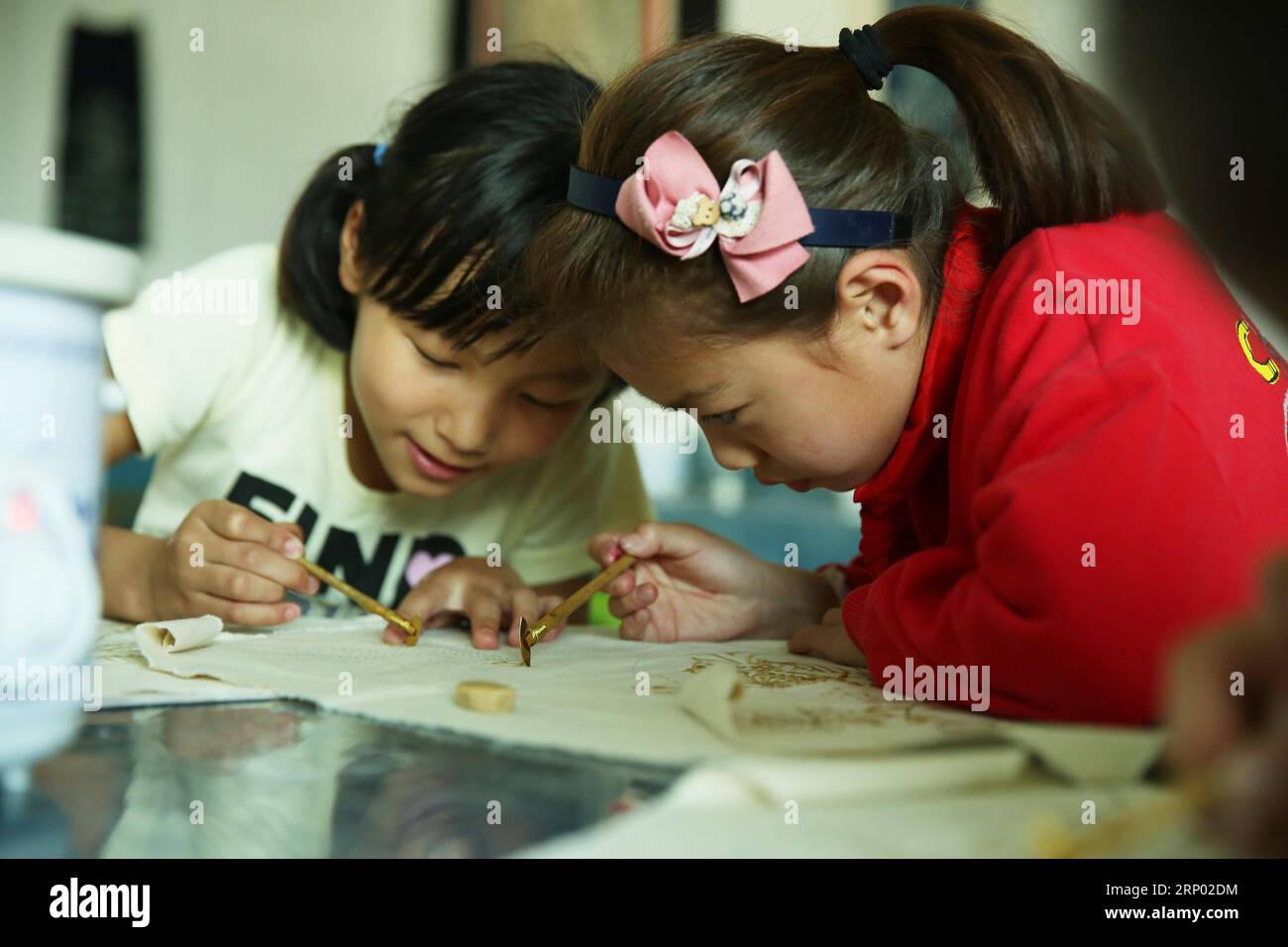 Learn to batik hi-res stock photography and images - Alamy