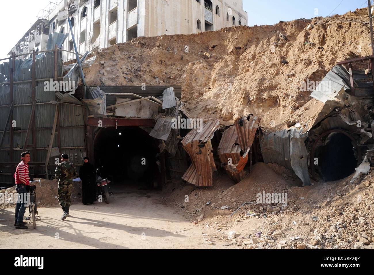 (180418) -- DAMASCUS, April 18, 2018 -- People stand at the entrance of ...
