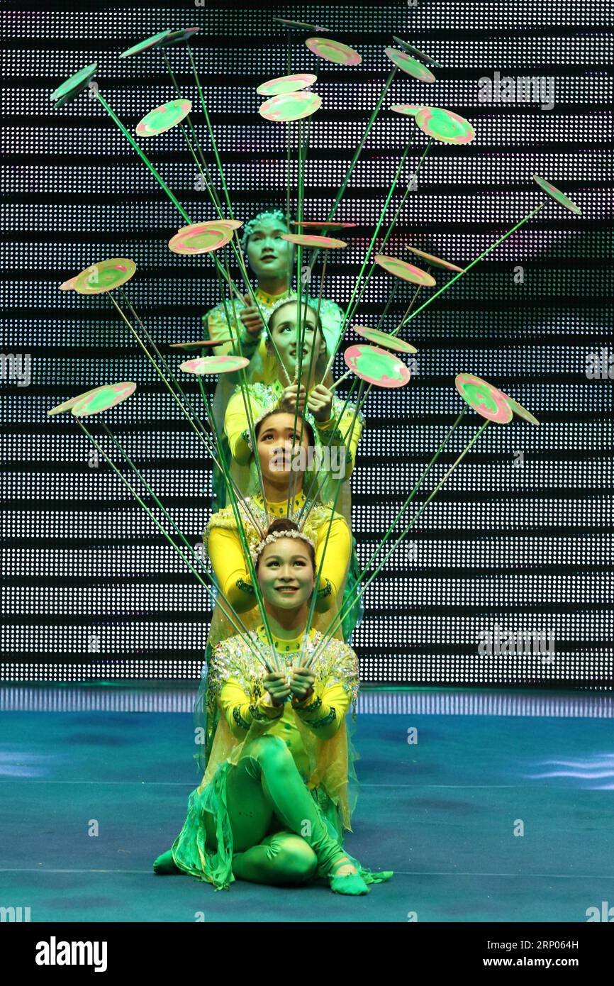 Plate spinning chinese hi-res stock photography and images - Alamy