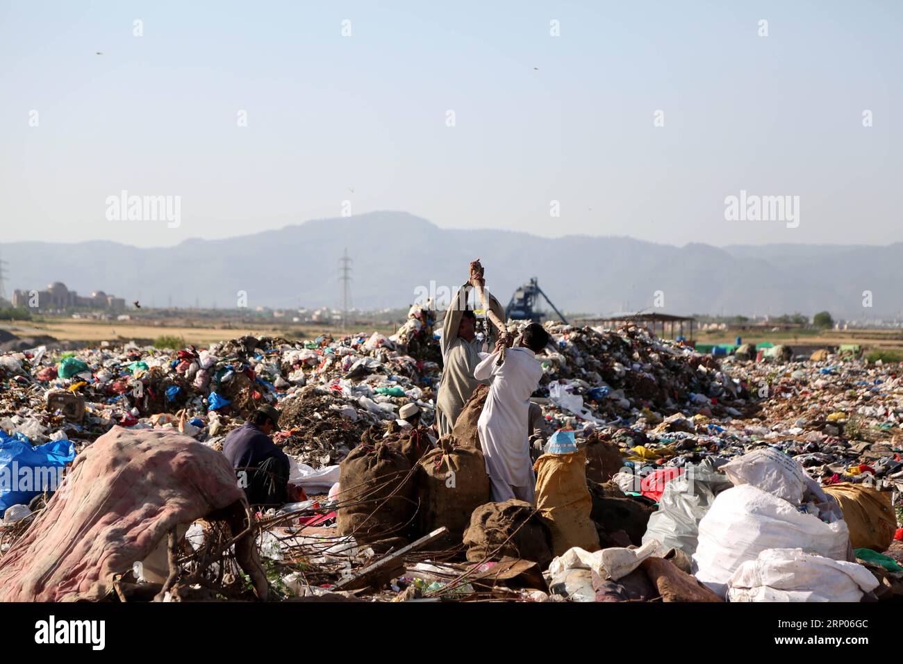 (180422) -- ISLAMABAD, April 22, 2018 -- Laborers weigh collected ...