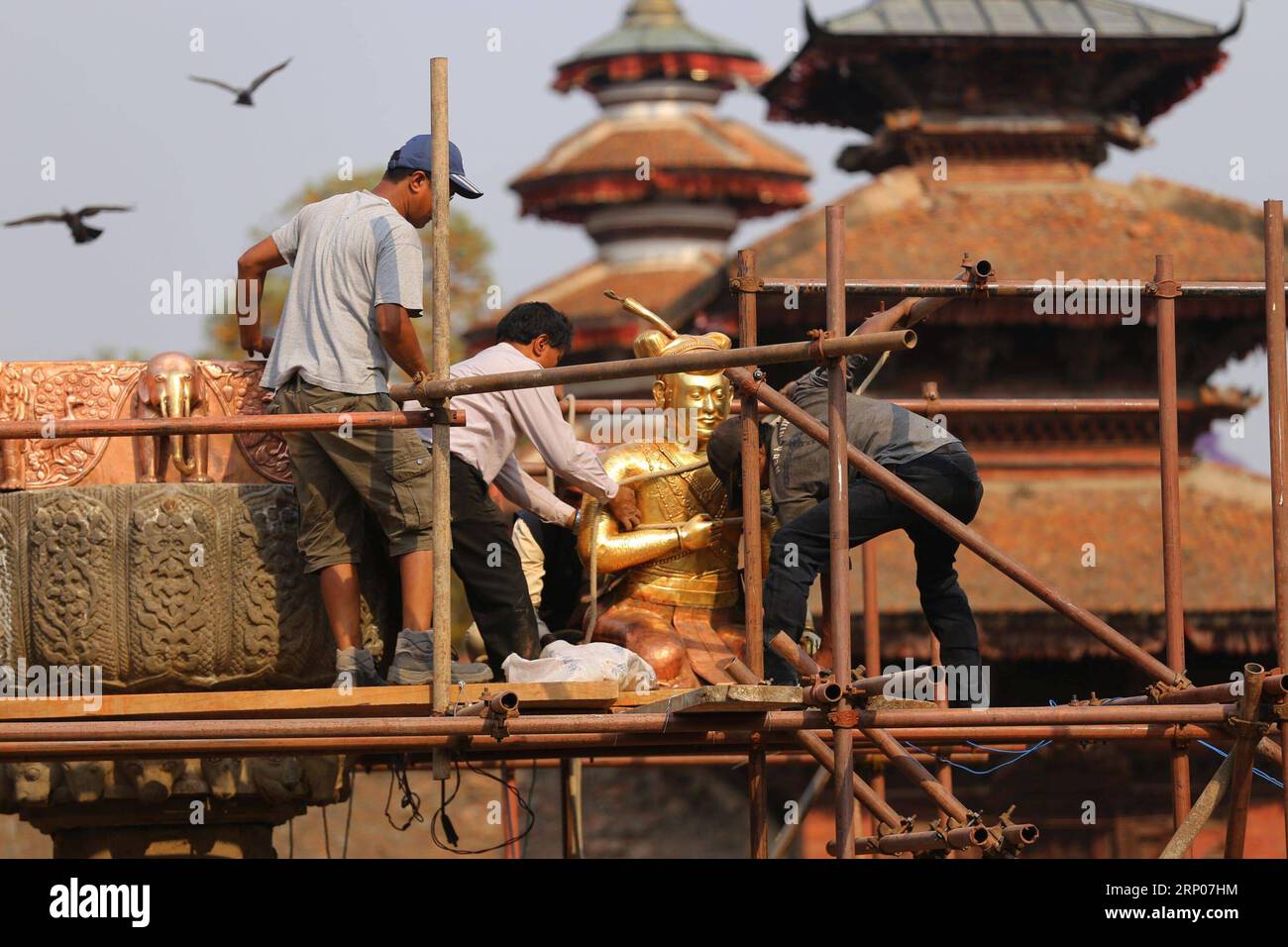 (180424) -- KATHMANDU, April 24, 2018 -- Workers place the statue of ...
