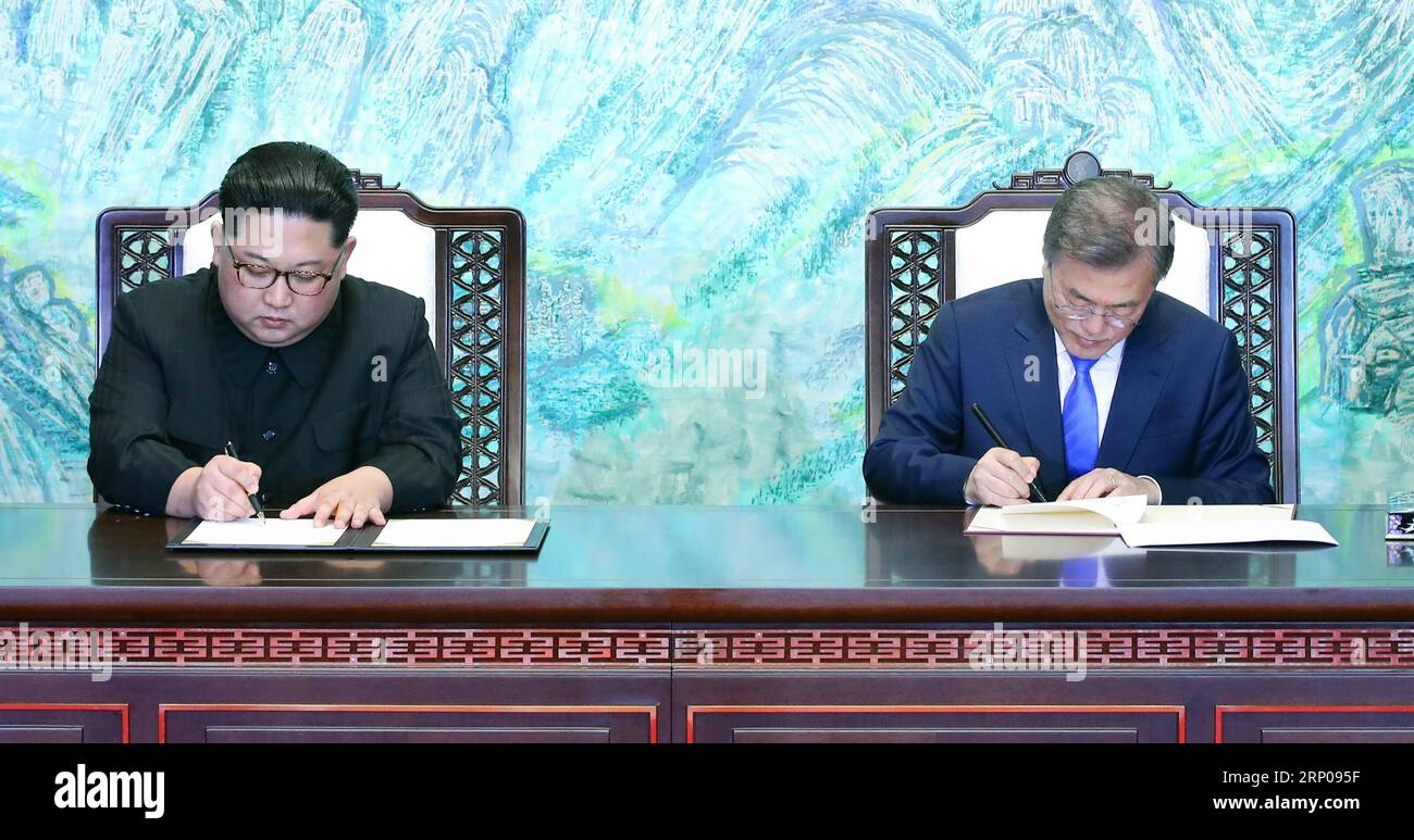 (180427) -- PANMUNJOM, April 27, 2018 -- South Korean President Moon ...