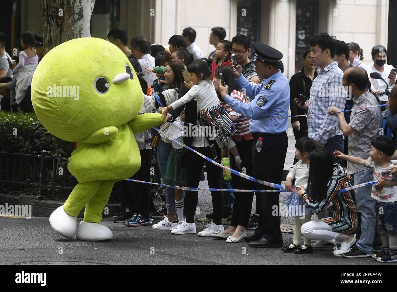 (180429) -- HANGZHOU, April 29, 2018 -- Performers in costumes parade ...