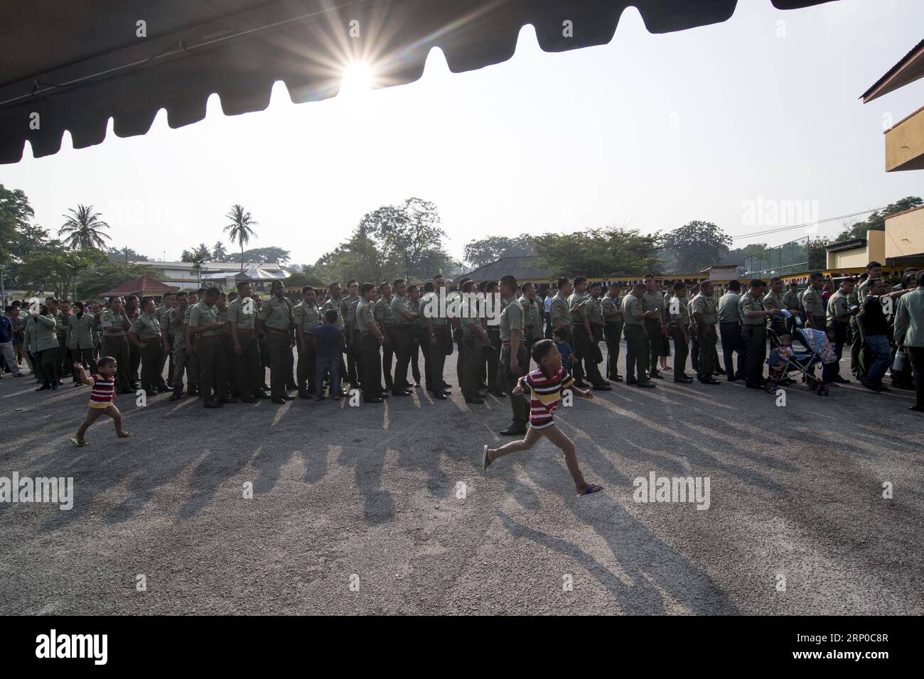 Soldier's queue hi-res stock photography and images - Alamy