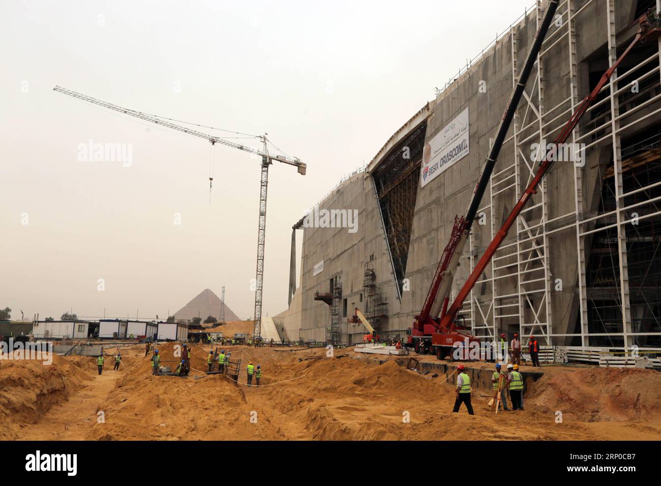(180505) -- CAIRO, May 5, 2018 -- Egyptian builders work at the construction site of Grand ...