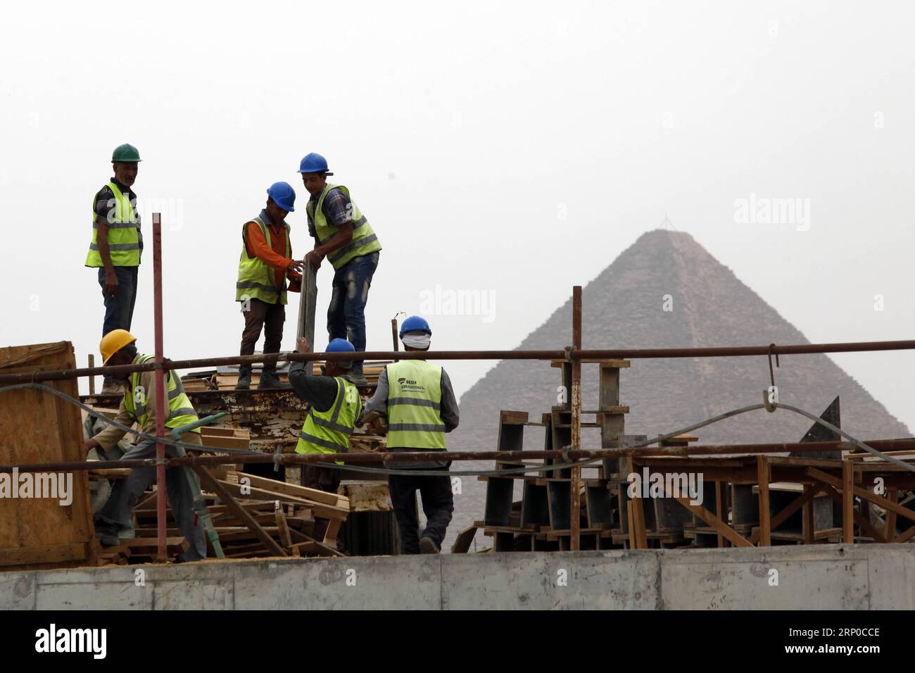 (180505) -- CAIRO, May 5, 2018 -- Egyptian builders work at the ...