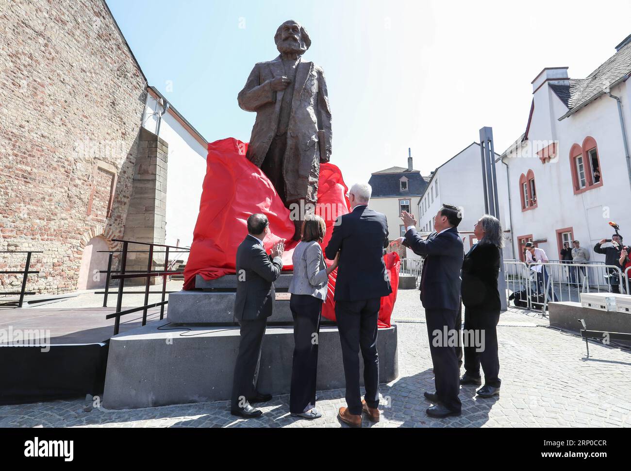 (180505) -- TRIER, May 5, 2018 -- Guests unveil the Karl Marx statue ...