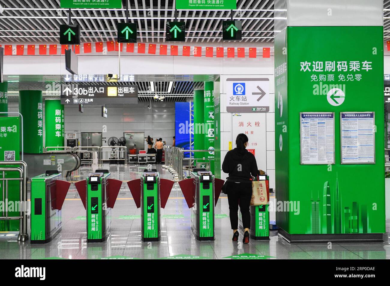 (180508) -- SHENZHEN, May 8, 2018 -- A passenger exits Futian Station ...