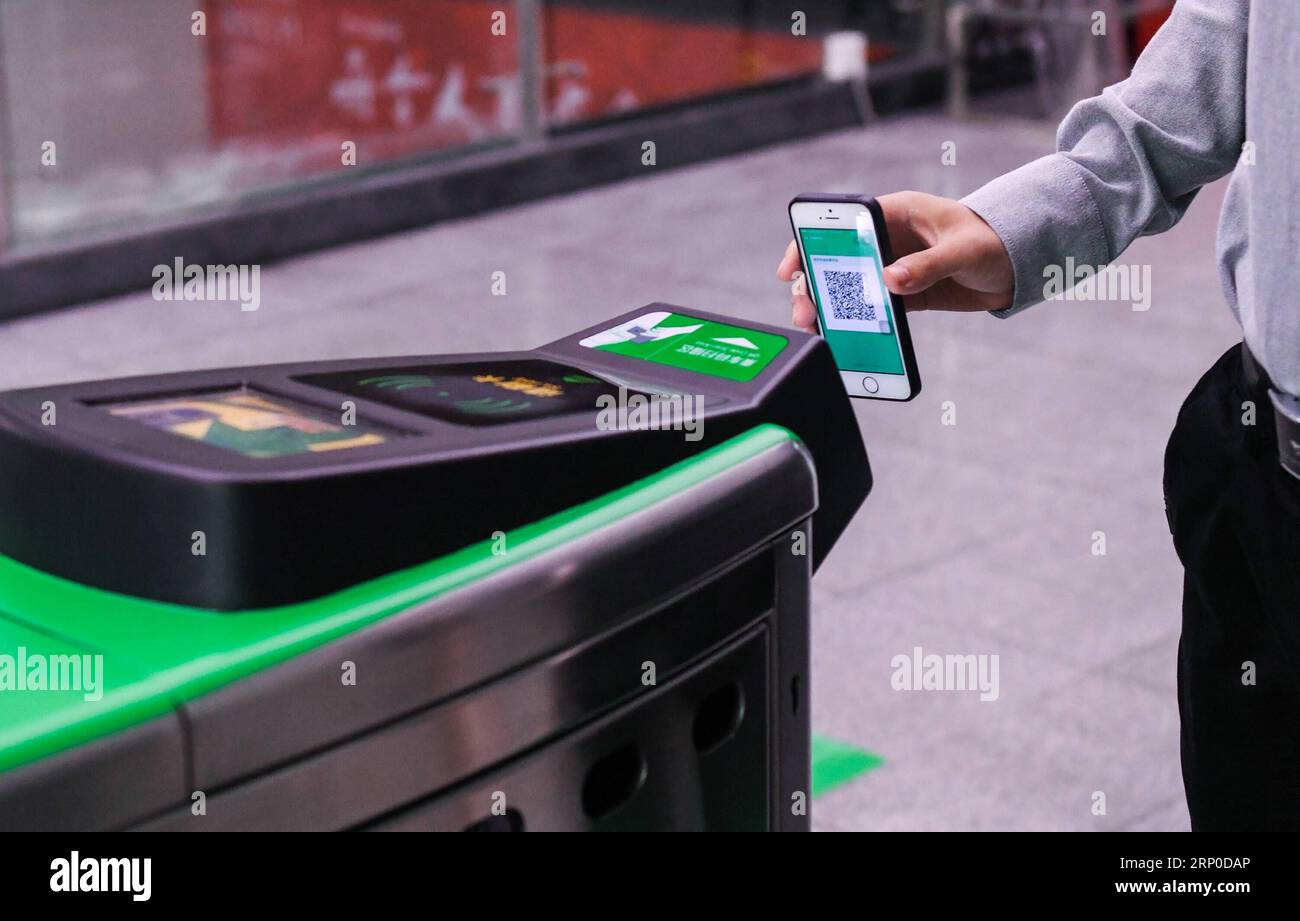 (180508) -- SHENZHEN, May 8, 2018 -- A passenger has a smartphone ...