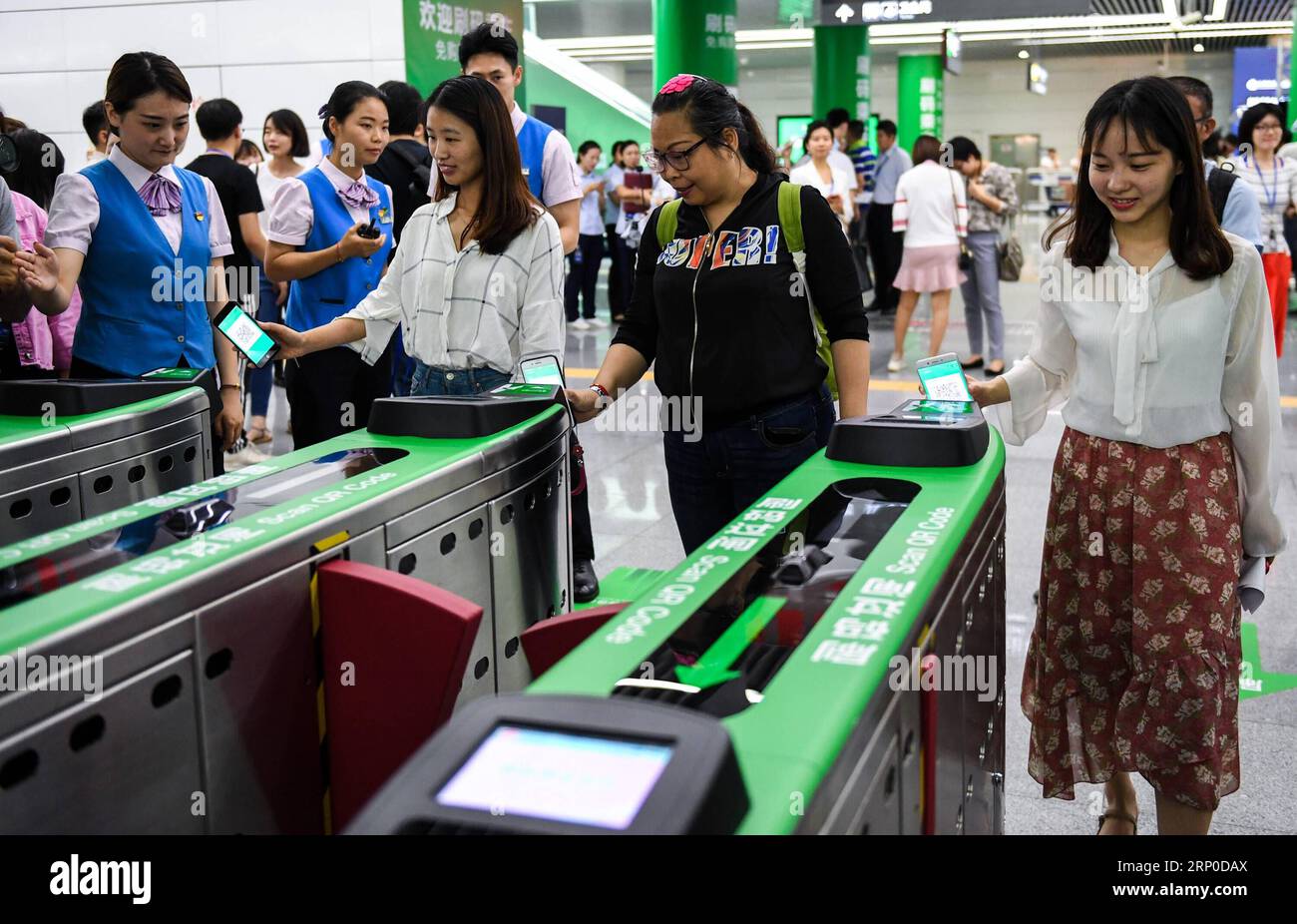 (180508) -- SHENZHEN, May 8, 2018 -- Passengers have smartphone ...