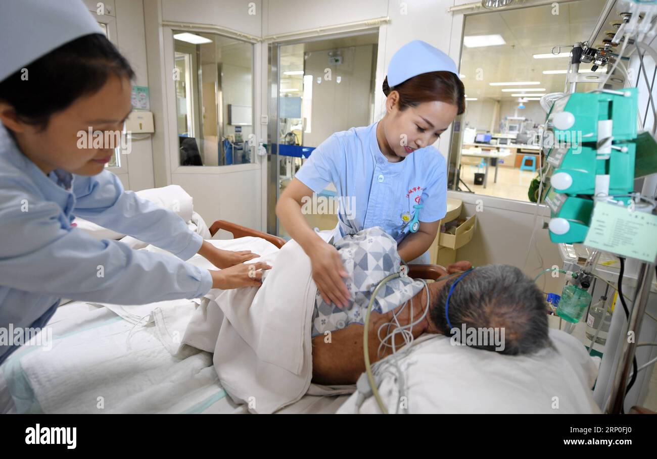 Pat on the back at work hi-res stock photography and images - Alamy