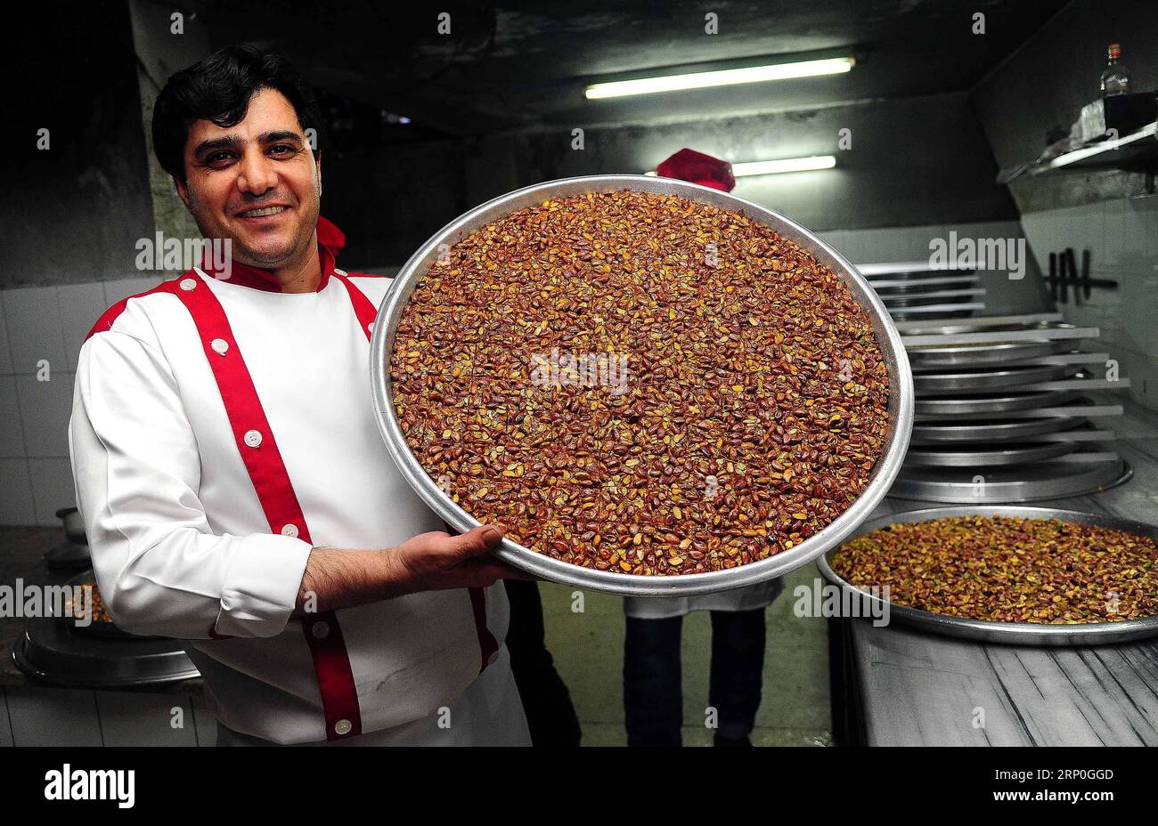 (180514) -- DAMASCUS, May 14, 2018 -- A Syrian dessert maker shows a ...