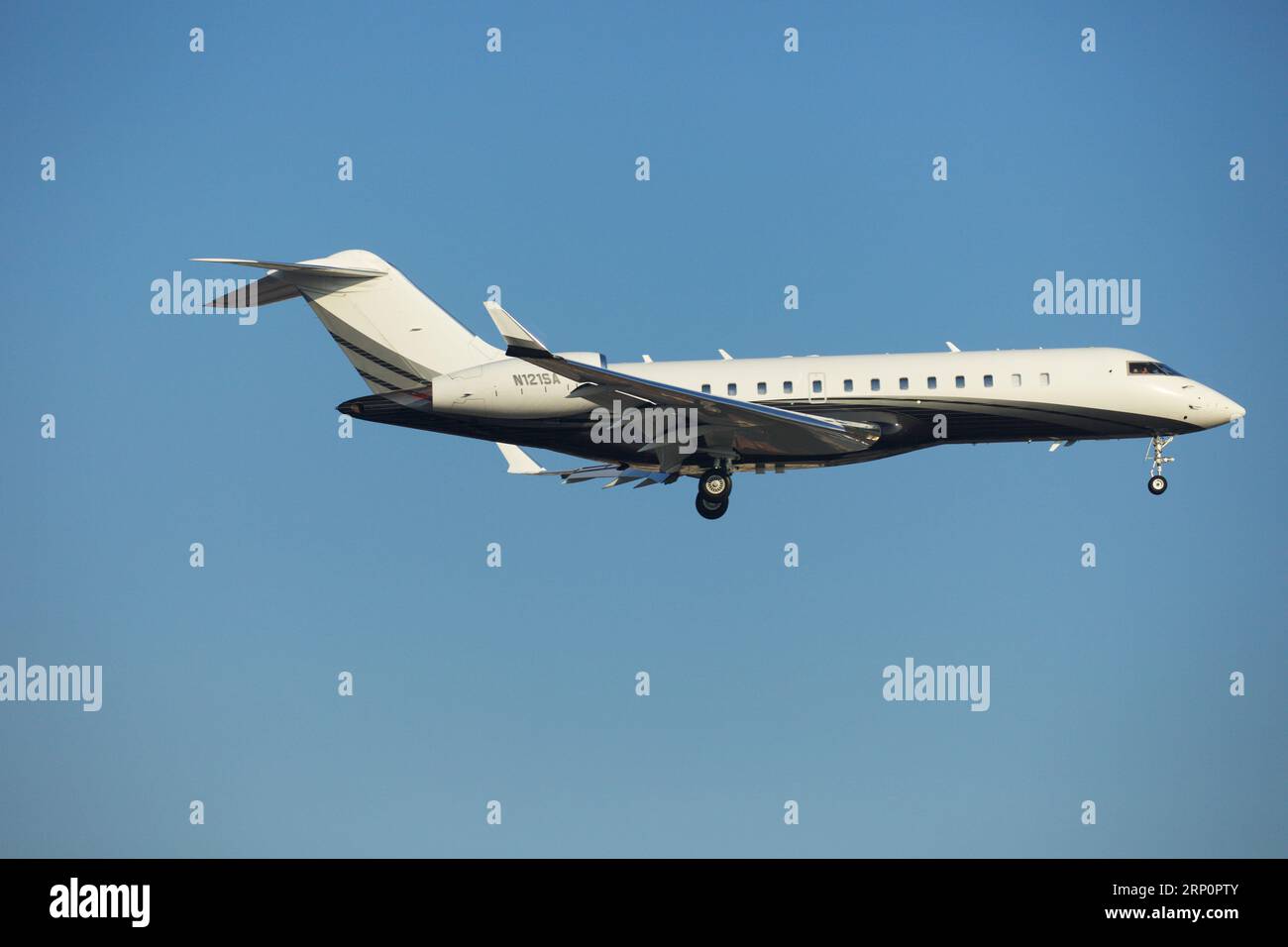 Bombardier Global Express, N121SA, Landing at Pearson Airport, Toronto ...