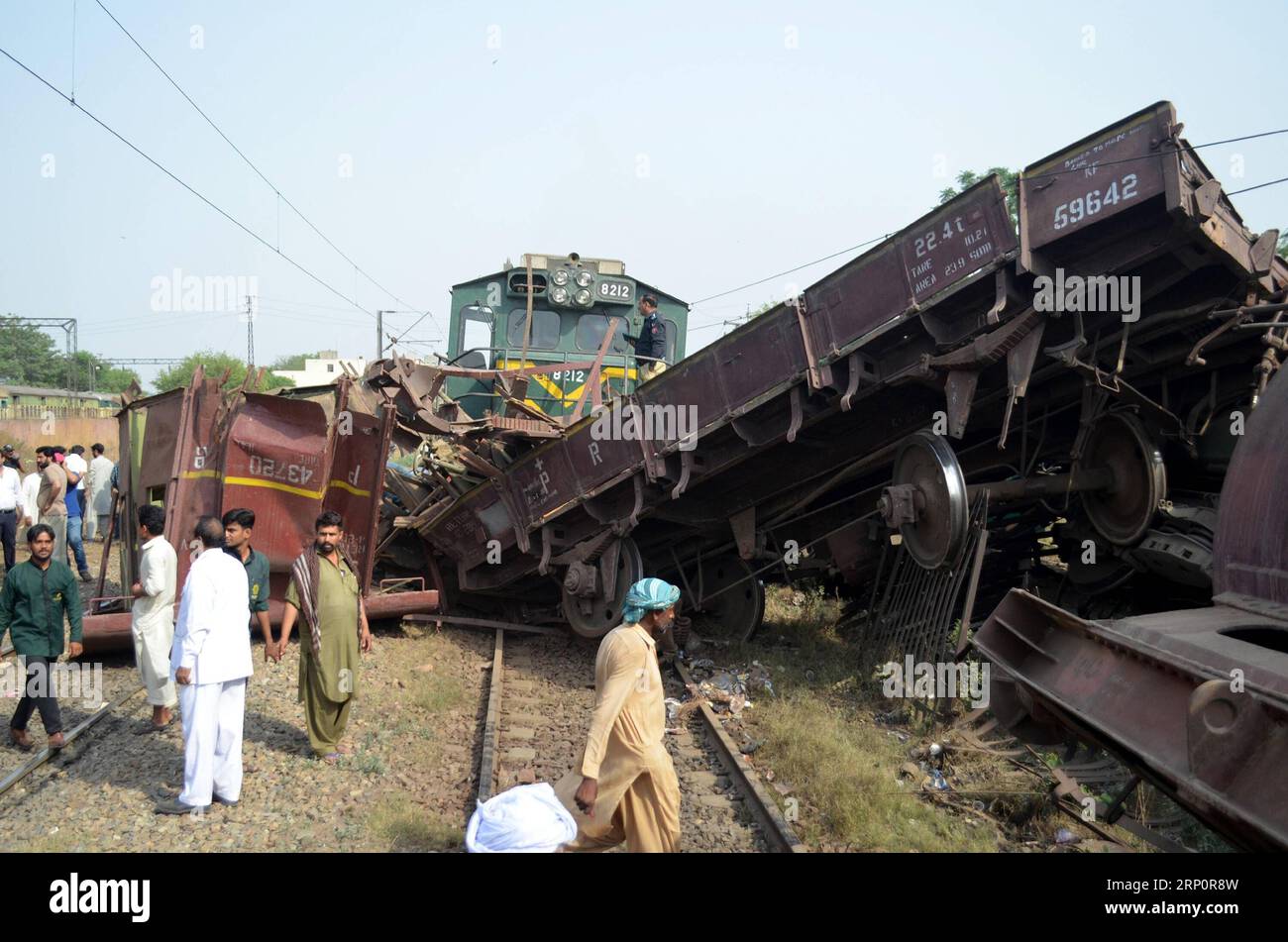 Bilder des Tages (180523) -- LAHORE, May 23, 2018 -- People gather at ...