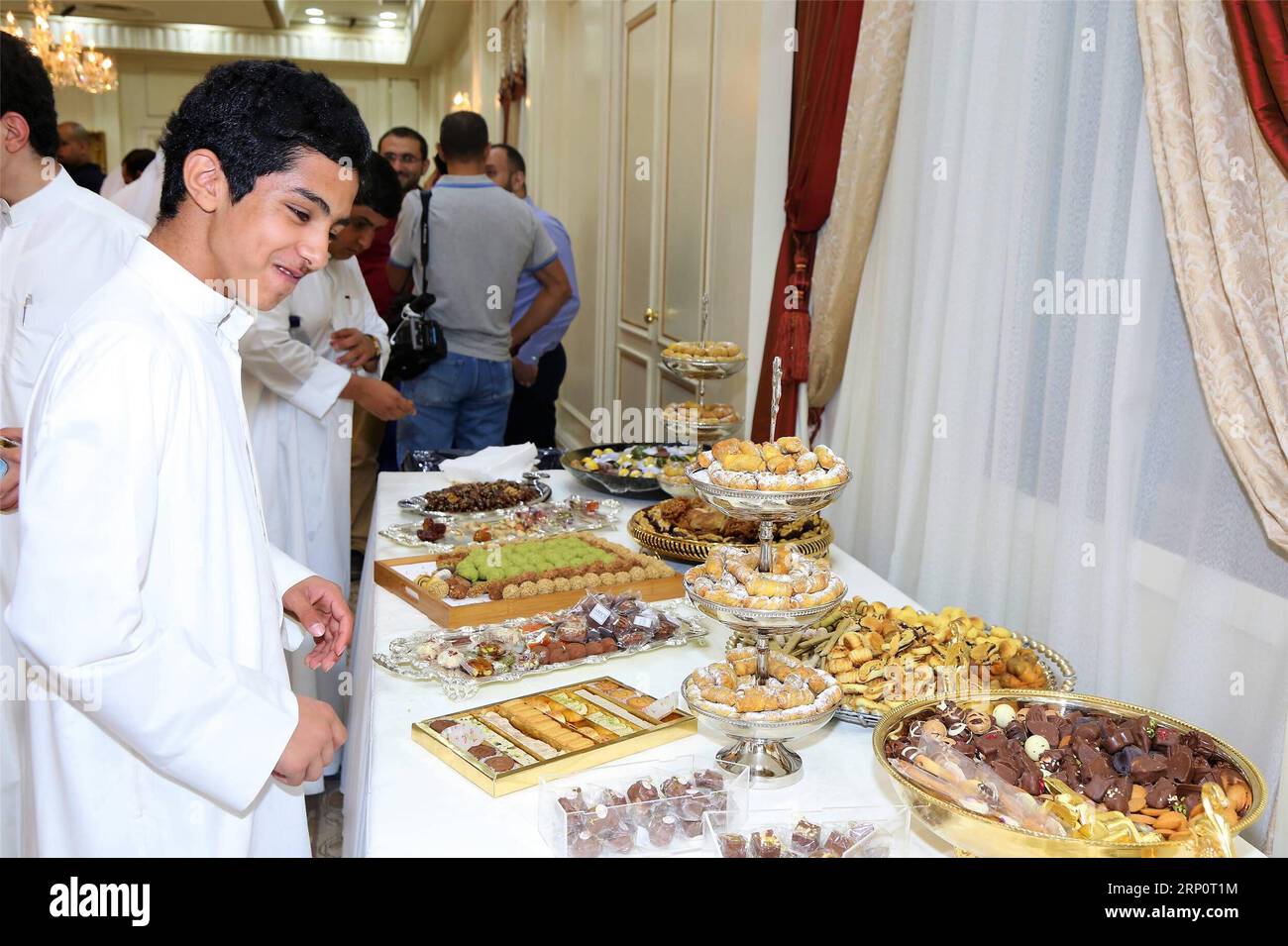 Ramadan family kuwait hi-res stock photography and images - Alamy