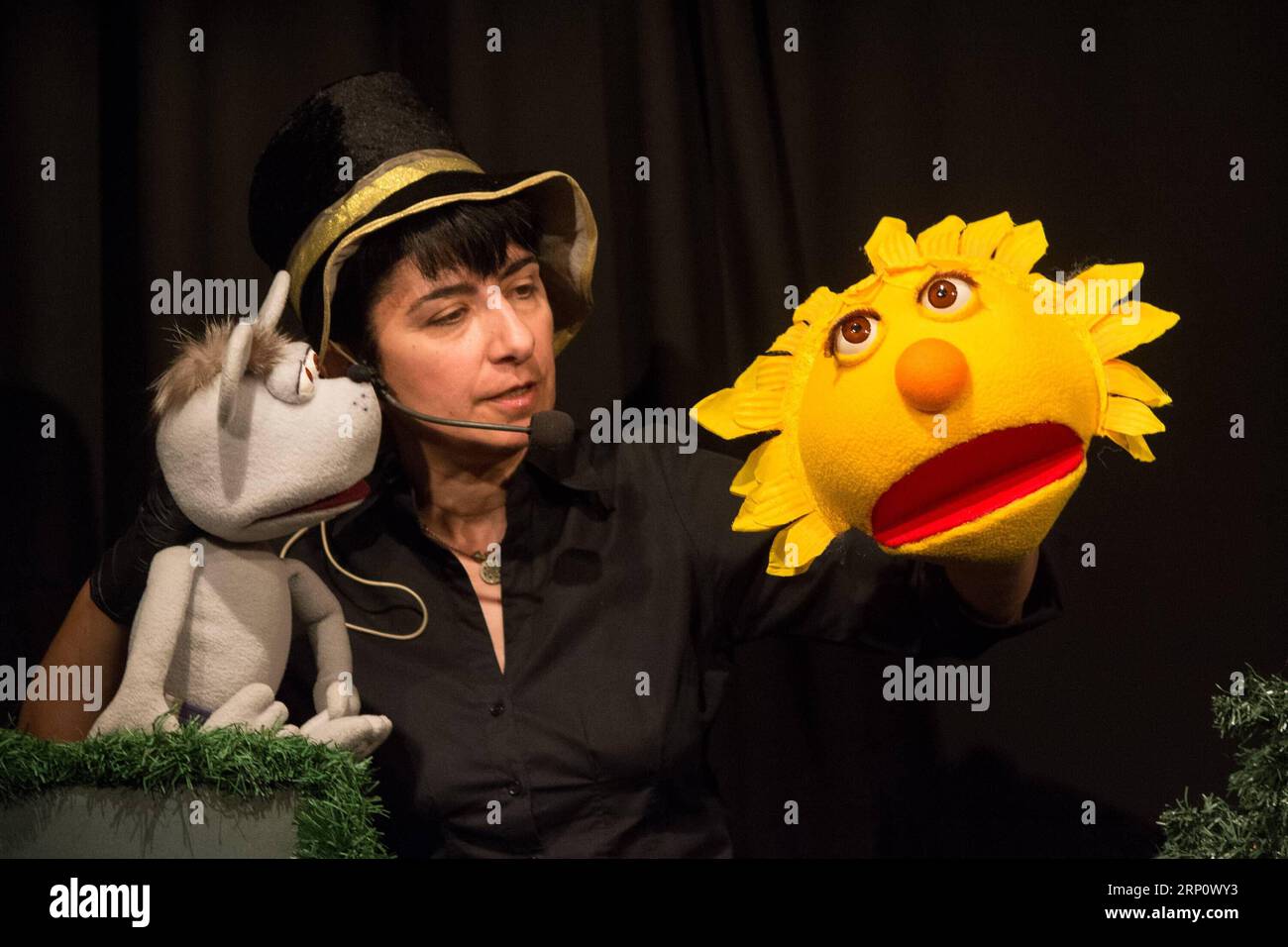 Puppet player hi-res stock photography and images - Alamy