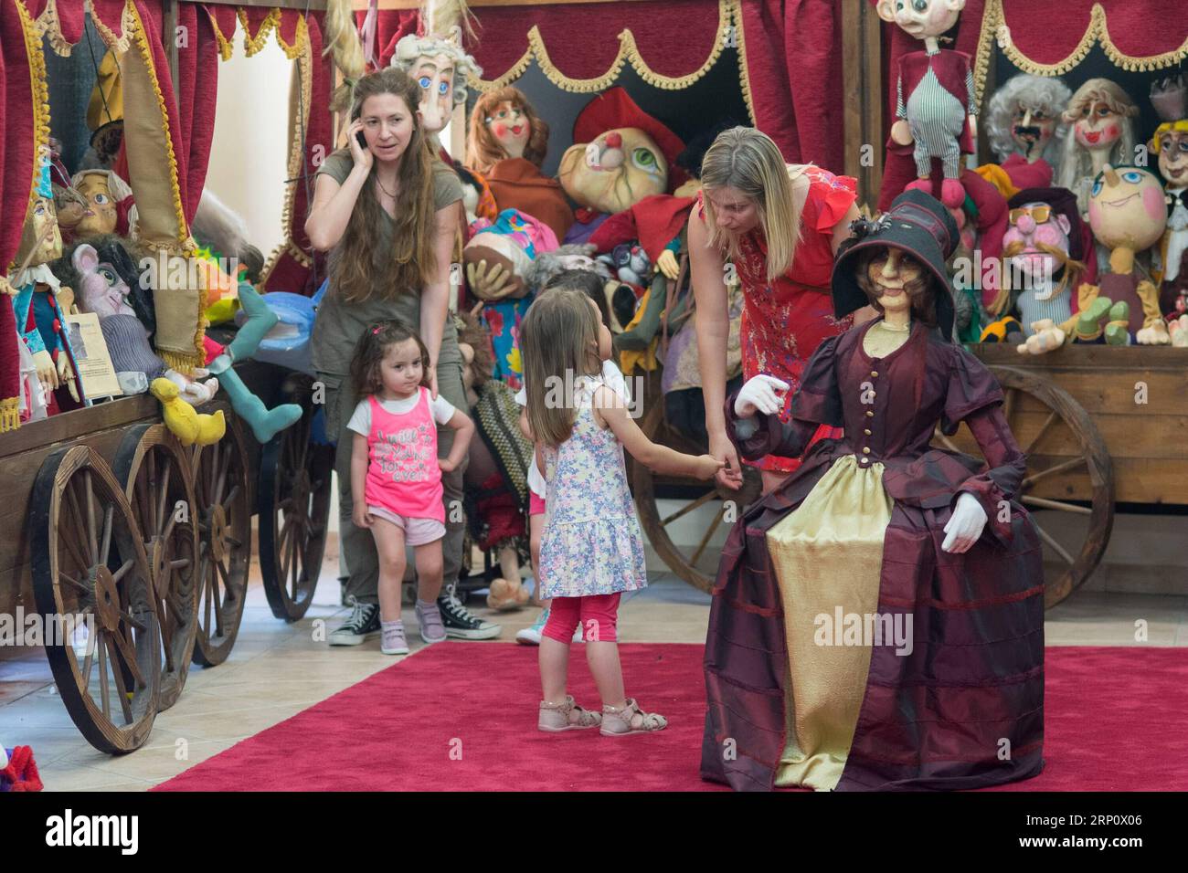 (180527) -- LARISSA, May 27, 2018 -- Children with their parents admire ...