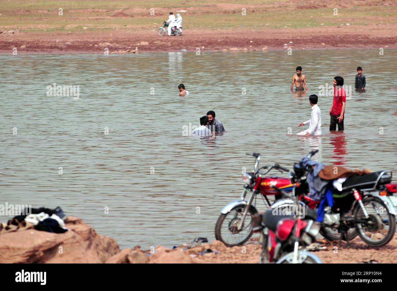 (180601) -- ISLAMABAD, June 1, 2018 -- Locals cool off at Rawal dam ...