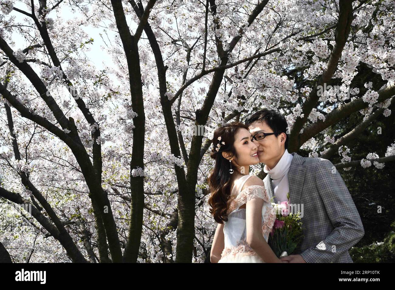 (180601) -- QINGDAO, June 1, 2018 -- A newlywed couple pose for wedding ...