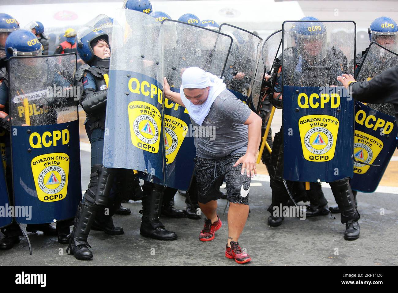 (180603) -- MANILA, June 3, 2018 -- An assumed activist tries to break ...