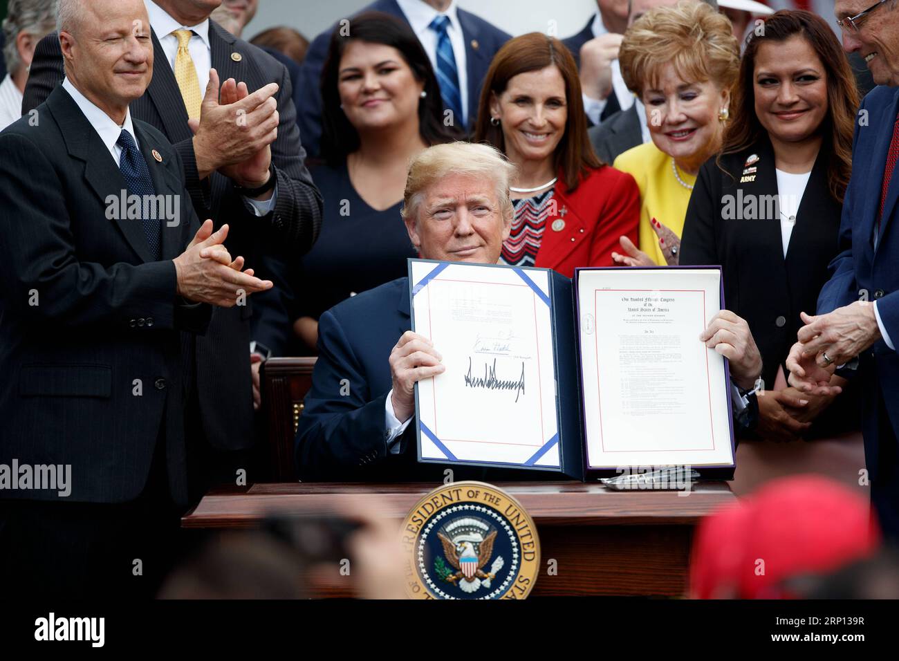 Donald trump signature hi-res stock photography and images - Alamy