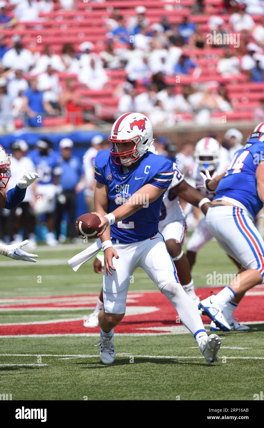 DALLAS, TX - SEPTEMBER 02: SMU Mustangs QB Preston Stone hands off ...