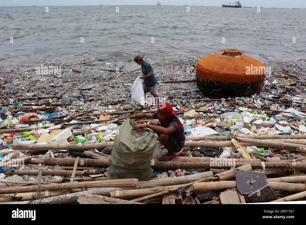 Manila garbage hi-res stock photography and images - Alamy