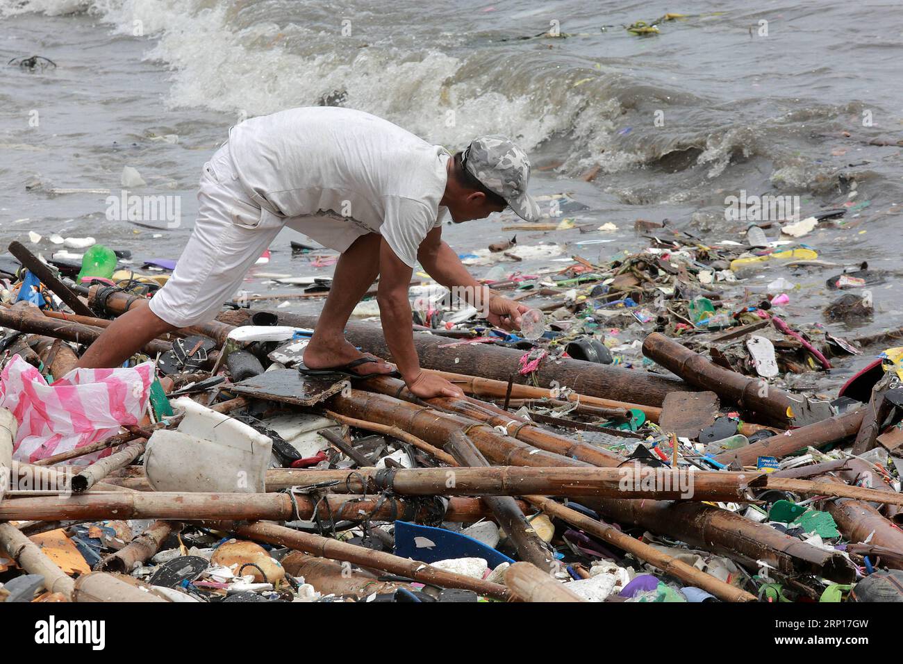 (180615) -- MANILA, June 15, 2018 -- A man collects recyclable ...