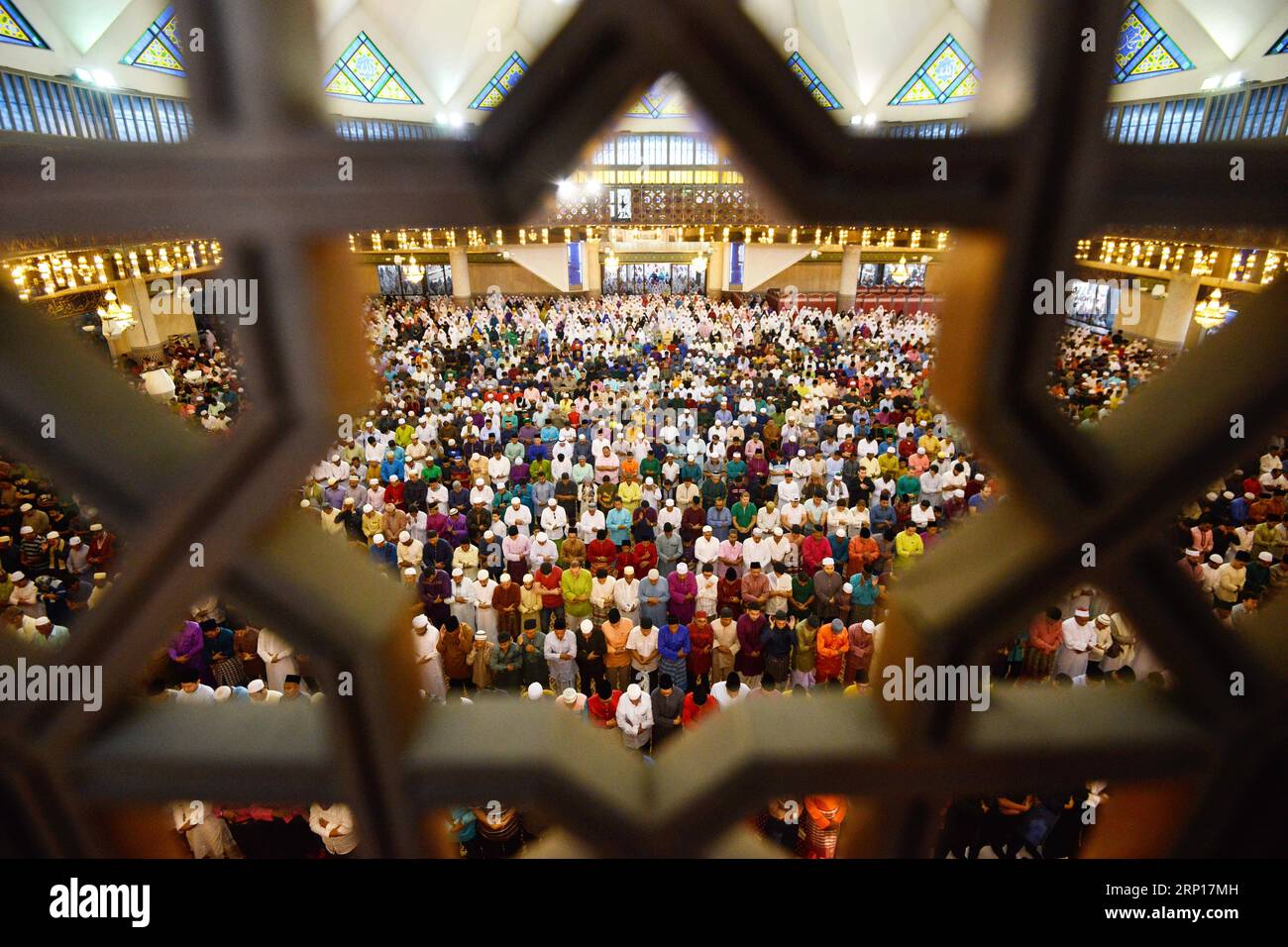 (180615) -- KUALA LUMPUR, June 15, 2018 -- Malaysian muslims pray to ...