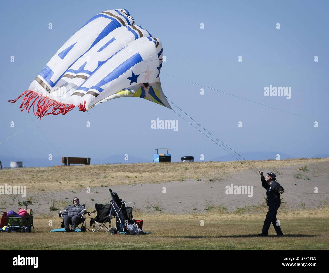 Professional kite flyers hi-res stock photography and images - Alamy